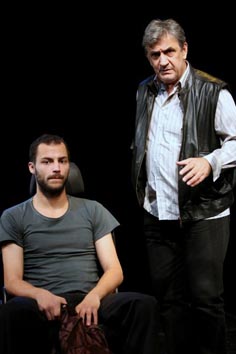 Kazalište.hr - Dobar čovjek u grotesknom svijetu